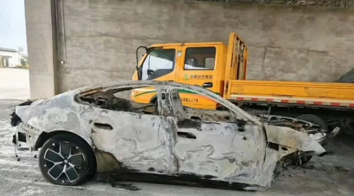 小米SU7撞欄爆燃3死 家屬控車門鎖死 小米公布事故摘要(有片) | am730